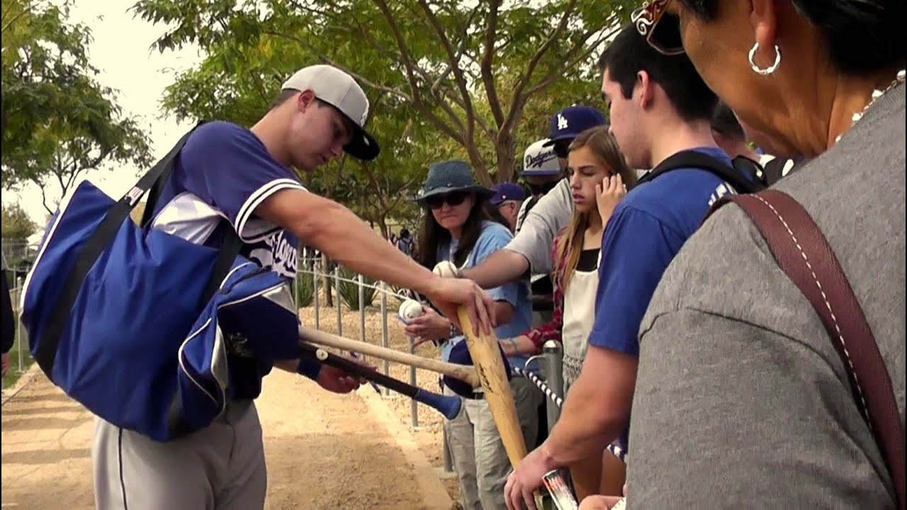 Joc Pederson Signs Autographs 2014 Dodger Spring Training - YouTube