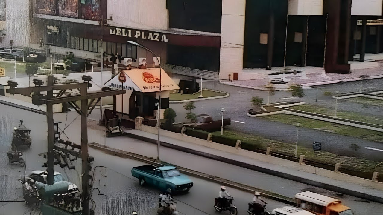 DELI PLAZA MEDAN, MAL MODERN HITS TAHUN 90-AN - YouTube