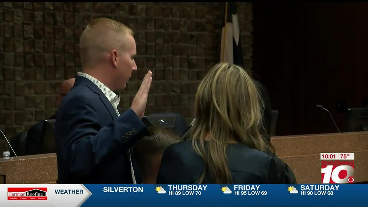 VIDEO: Josh Craft, Les Simpson sworn into Amarillo City Council - YouTube