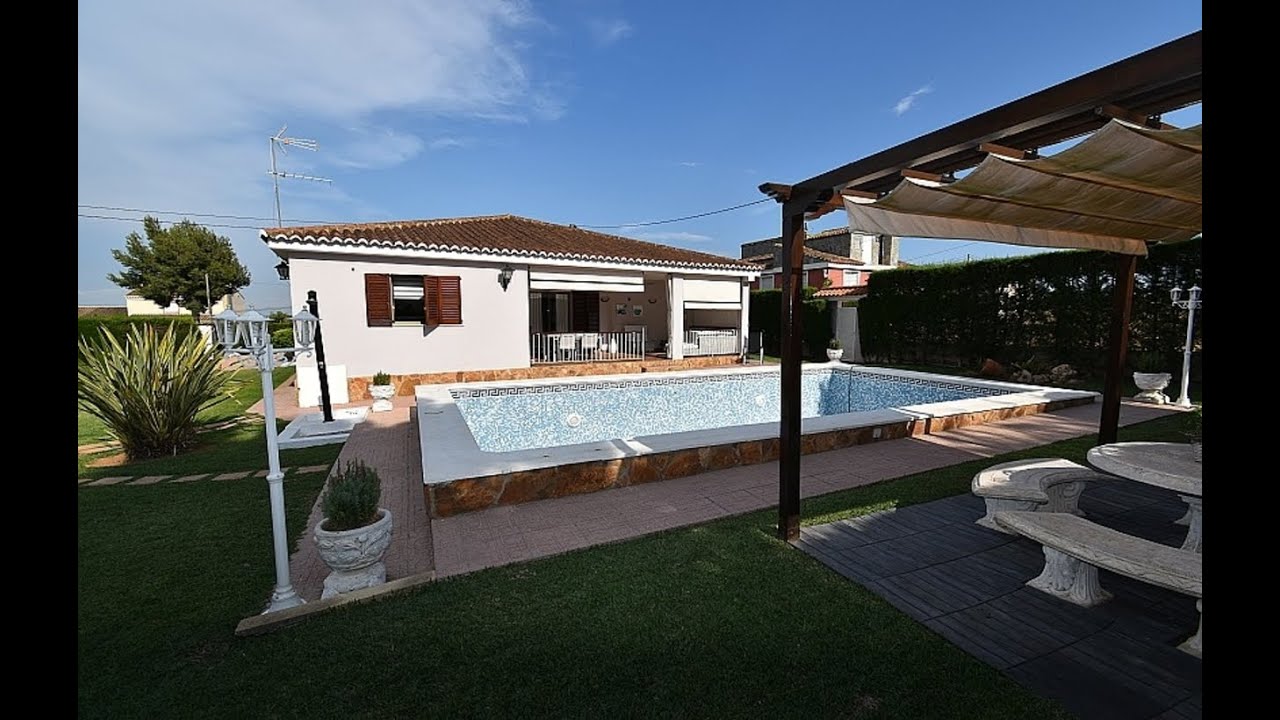 €450,000 - 5-bedroom, 3-bathroom villa located the renowned Escorpión ...