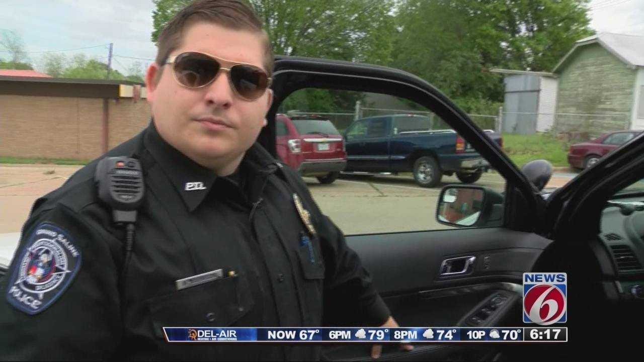 Body camera captures cop singing Adele hit - YouTube