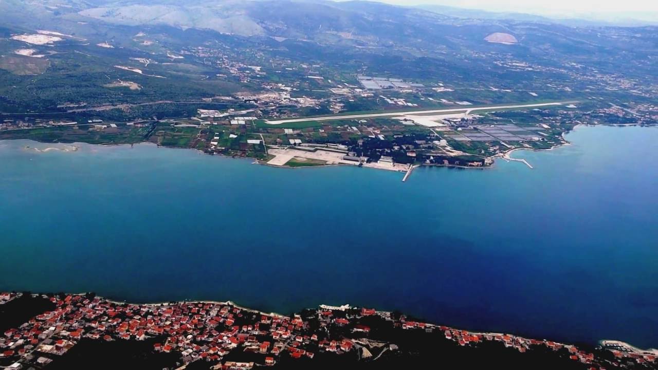 Landing Split Airport - YouTube
