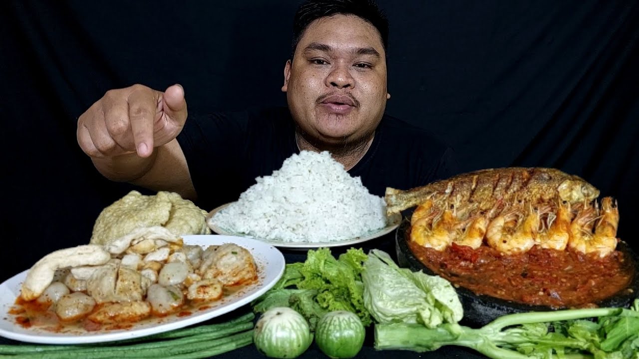BAKSO ACI SUPER PEDAS+UDANG PENYET LALAPAN BATANG PEPAYA... - YouTube