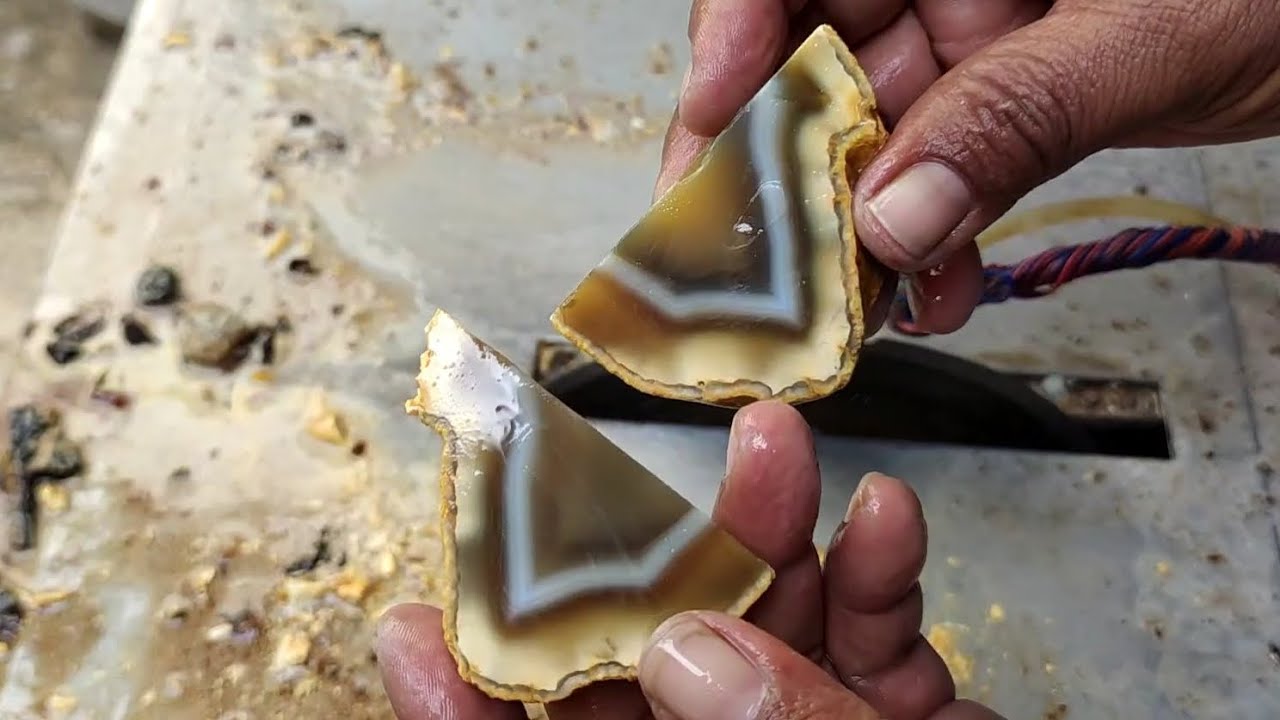 Berlapis lapis warnanya, segitiganya pun sangat bagus kristal sekali ...