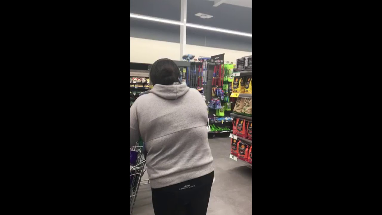 Fight erupts in Woolworths over the last pack of toilet paper - YouTube