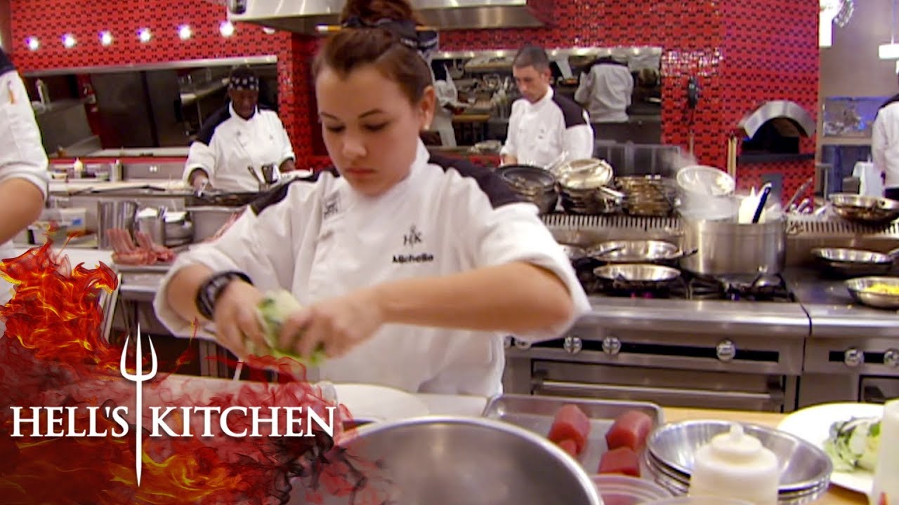 Chef Struggles To Plate A Salad | Hell's Kitchen - YouTube