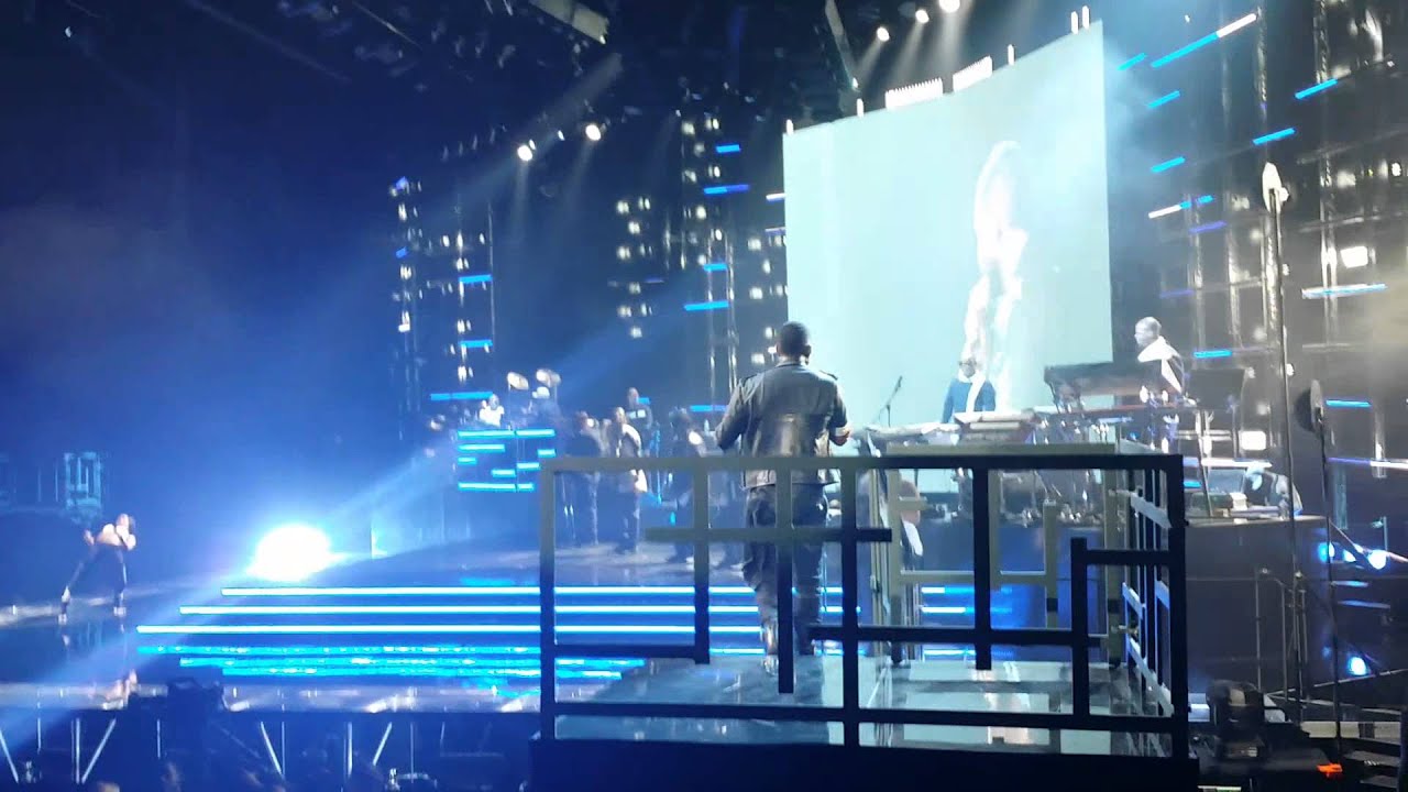 usher concert Toronto 2014 making the crowd sing #urxtour - YouTube