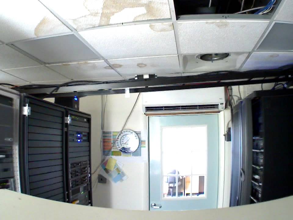 Server Room Shakeup during earthquake 8/23/2011 - YouTube
