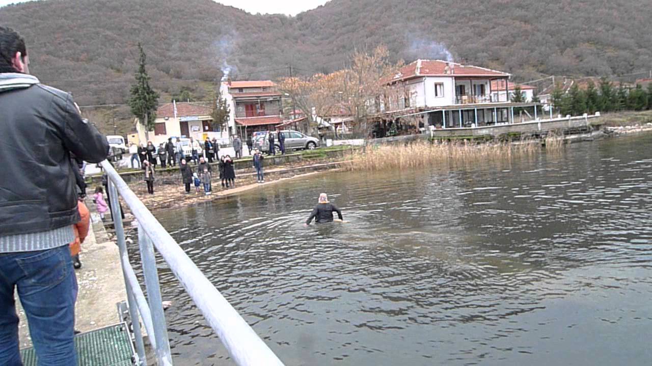 ΤΟΛΜΗΡΟΣ ΠΑΠΑΣ ΣΤΗ ΜΙΚΡΟΛΙΜΝΗ ΠΡΕΣΠΩΝ - YouTube