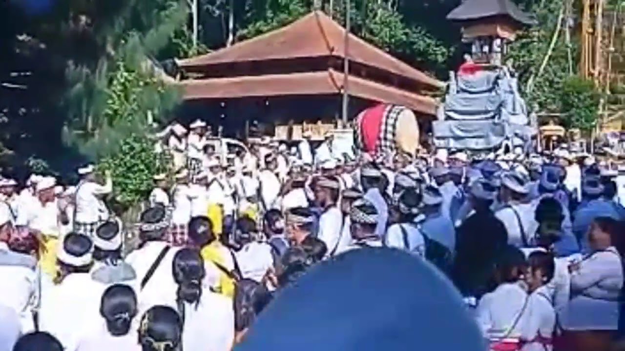Melasti,Upacara Adat di Bali - YouTube