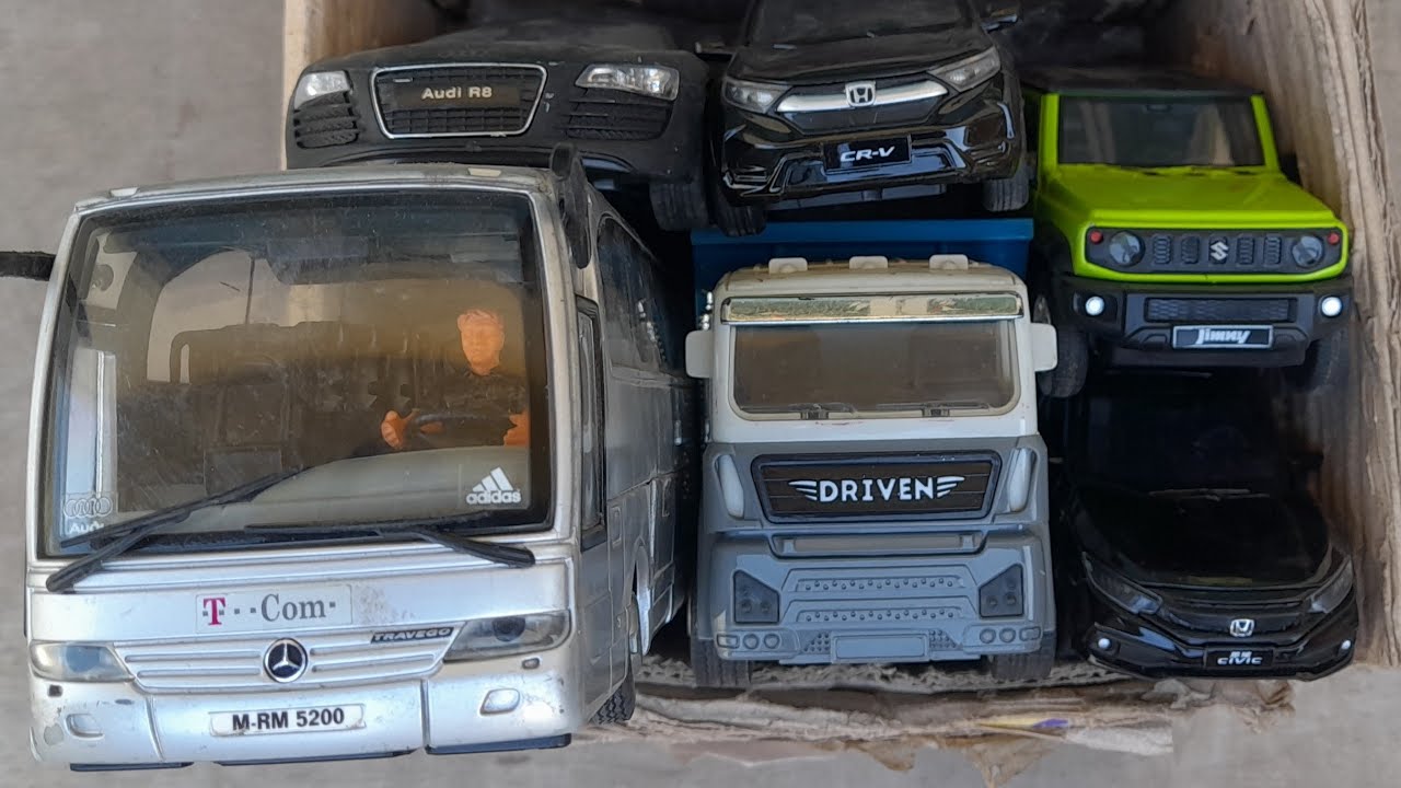 Box full diwcast models cars,Mercedese,Honda crv,audi model,Suzuki ...