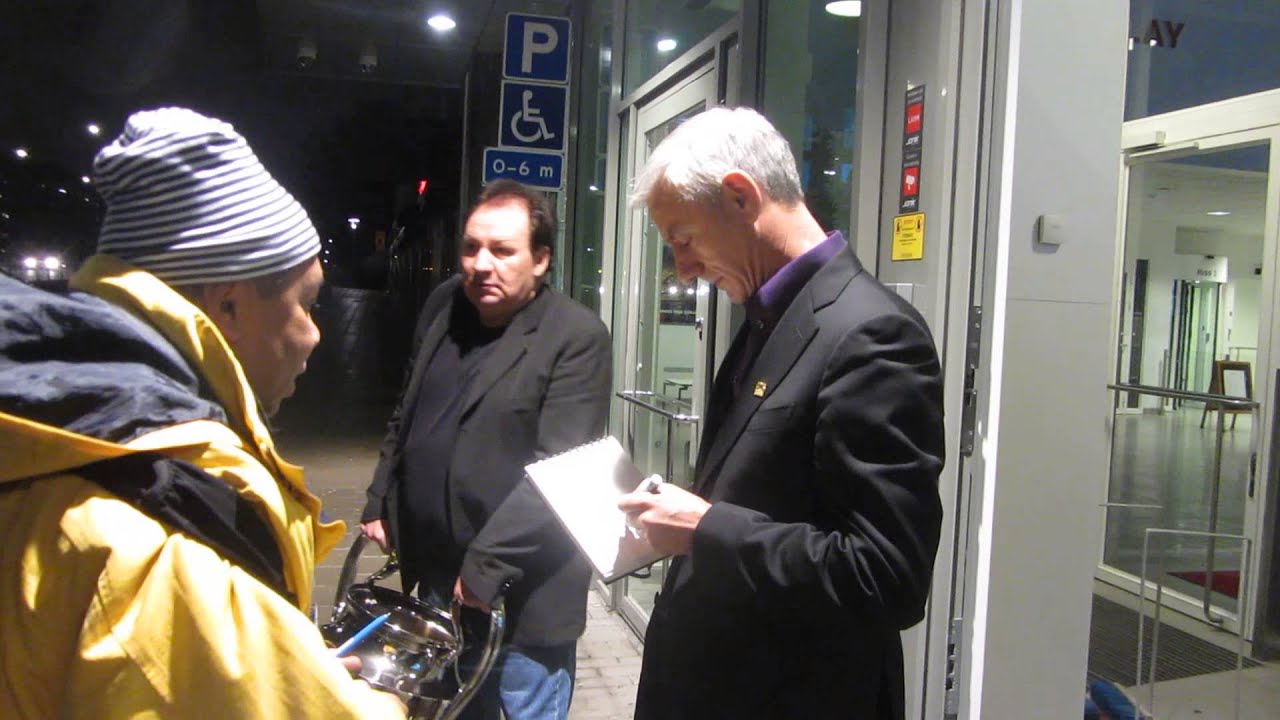 Ian Rush sign autographs in Sweden - YouTube