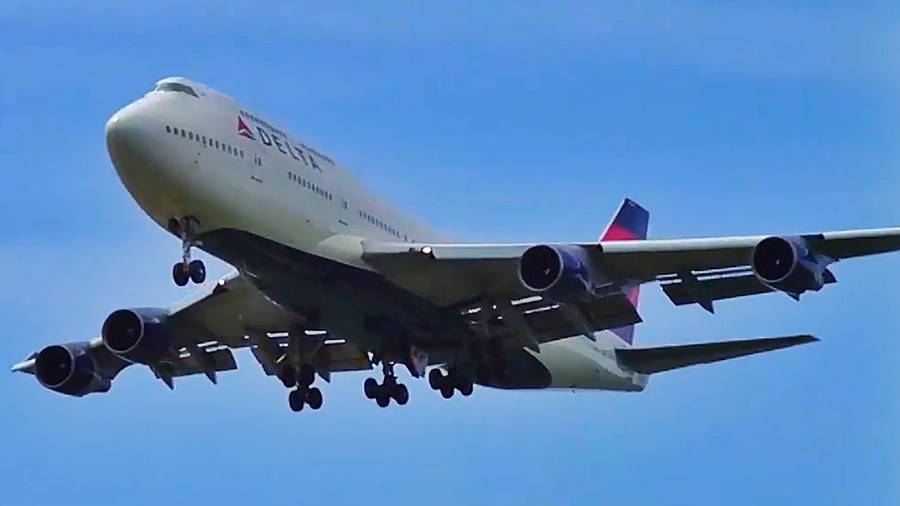 Delta Airlines B747-400 Landing at Minneapolis/St. Paul International ...