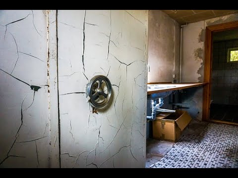 Secret room and big Vault inside Abandoned house - YouTube