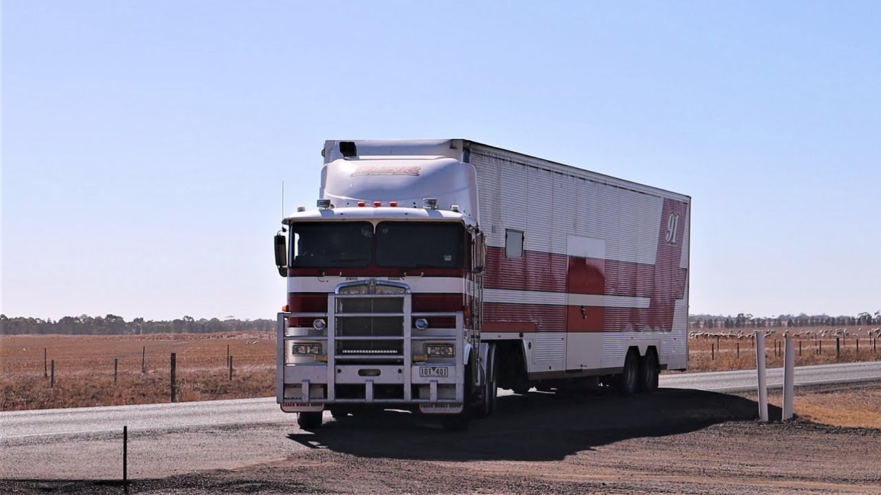 Sprint car race transporter arrives at Avalon Raceway - YouTube
