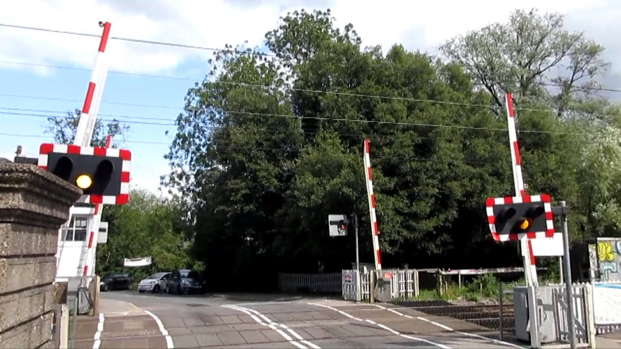 Roydon Level Crossing - 20th August, 2019 - YouTube