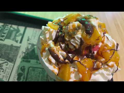 Couple glacée avec boules de glace artisanale