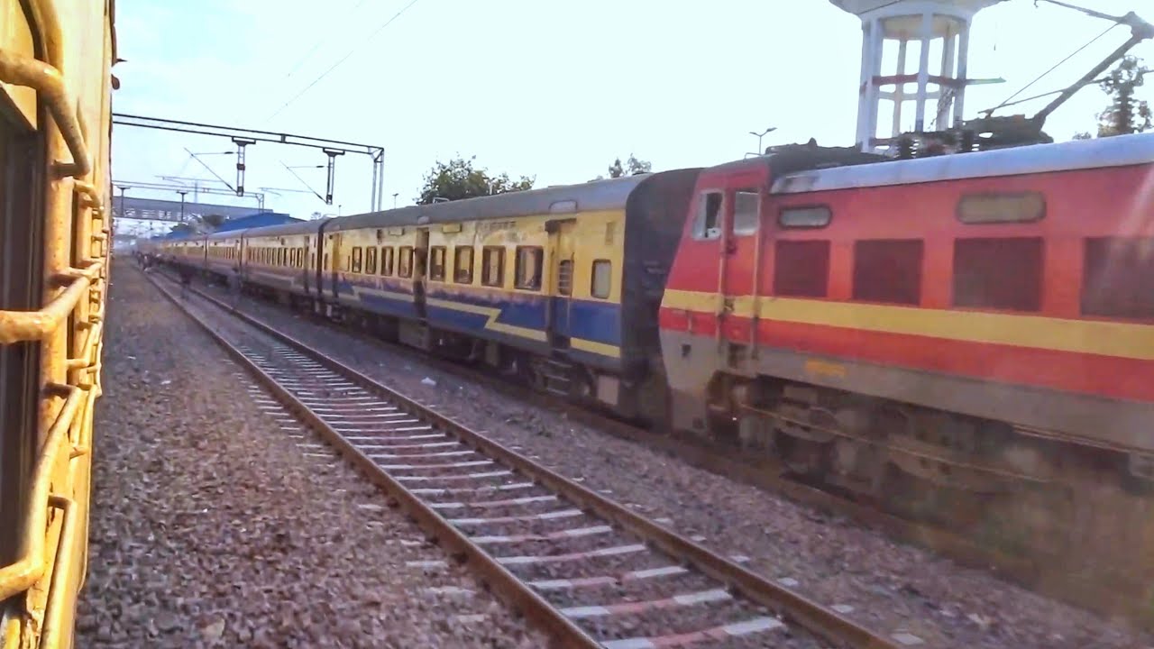WAP-4 MALWA meets WAP-4 New Delhi Una JANSHATABDI at Karnal| ICF rake ...