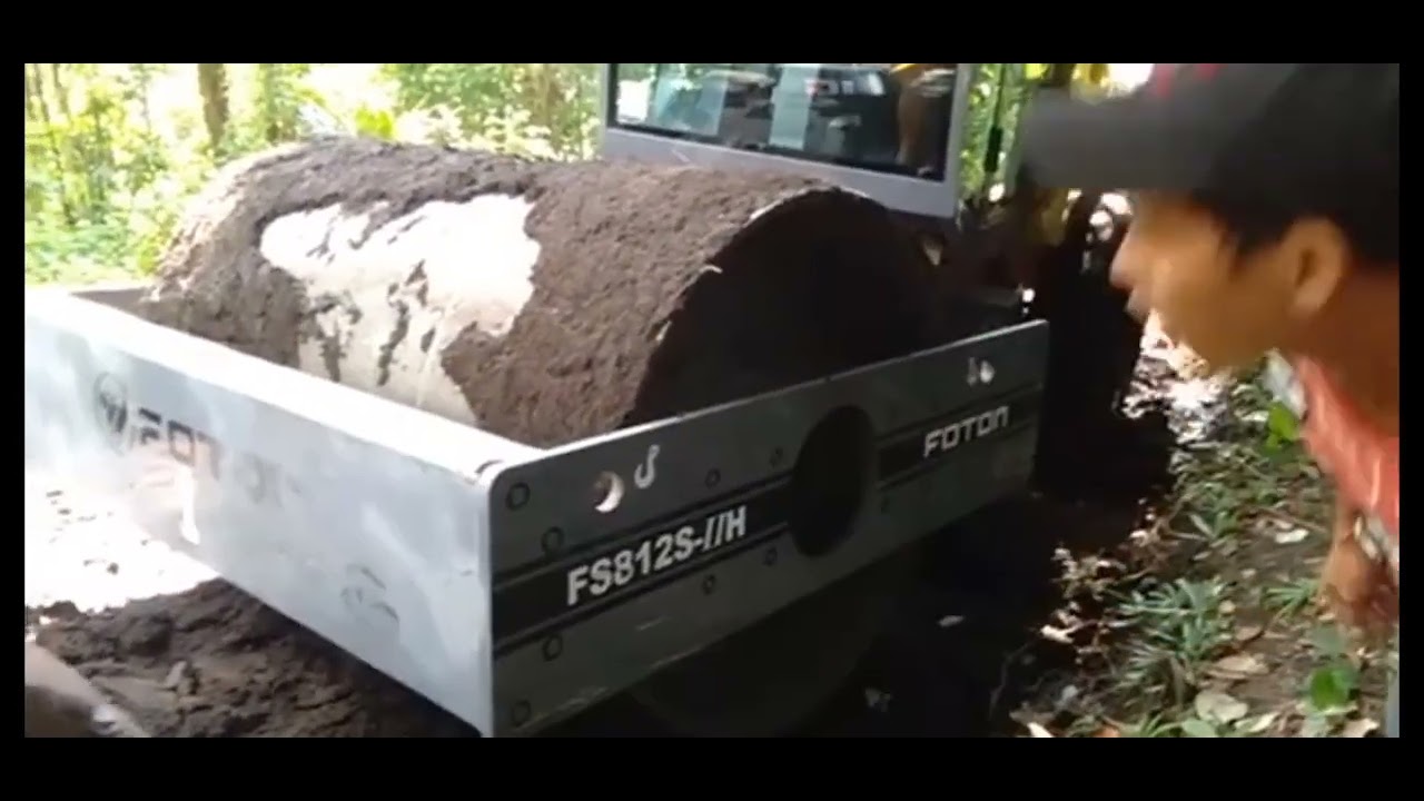 The vibrator compactor slide in the line canal, Equipment & Operator ...