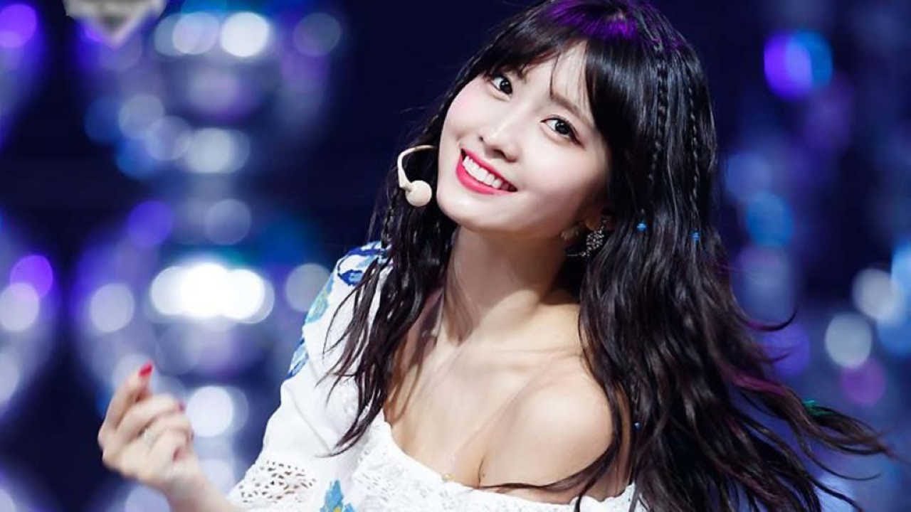 [TWICE 1001] MOMO's Palm Reading & Sana's Leg Sweep On Stage (Momo掌中字與Sana掃堂腿) - YouTube Music