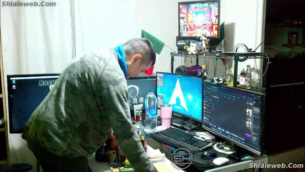 1 Instalando GNU/Linux Debian 13 y Arch en la Oficina con El Show De Shialeweb! 🚀🔧 Charlas - YouTube