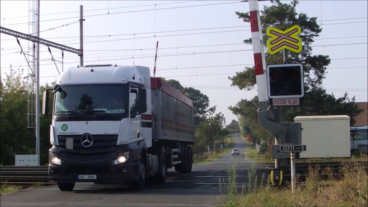 Železniční přejezd - AŽD 97 - Uhersko - 29.8.2018 - YouTube