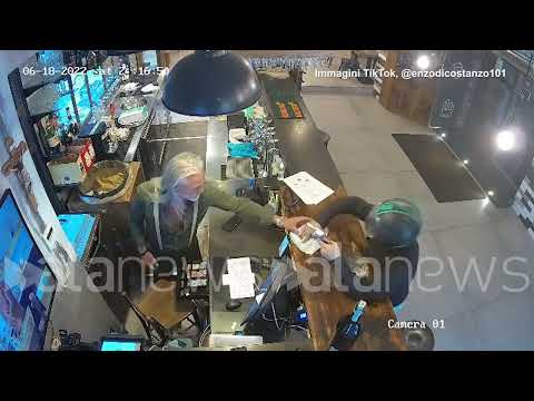 Napoli, rapina in un pub: punta una pistola in faccia a titolare e dipendente