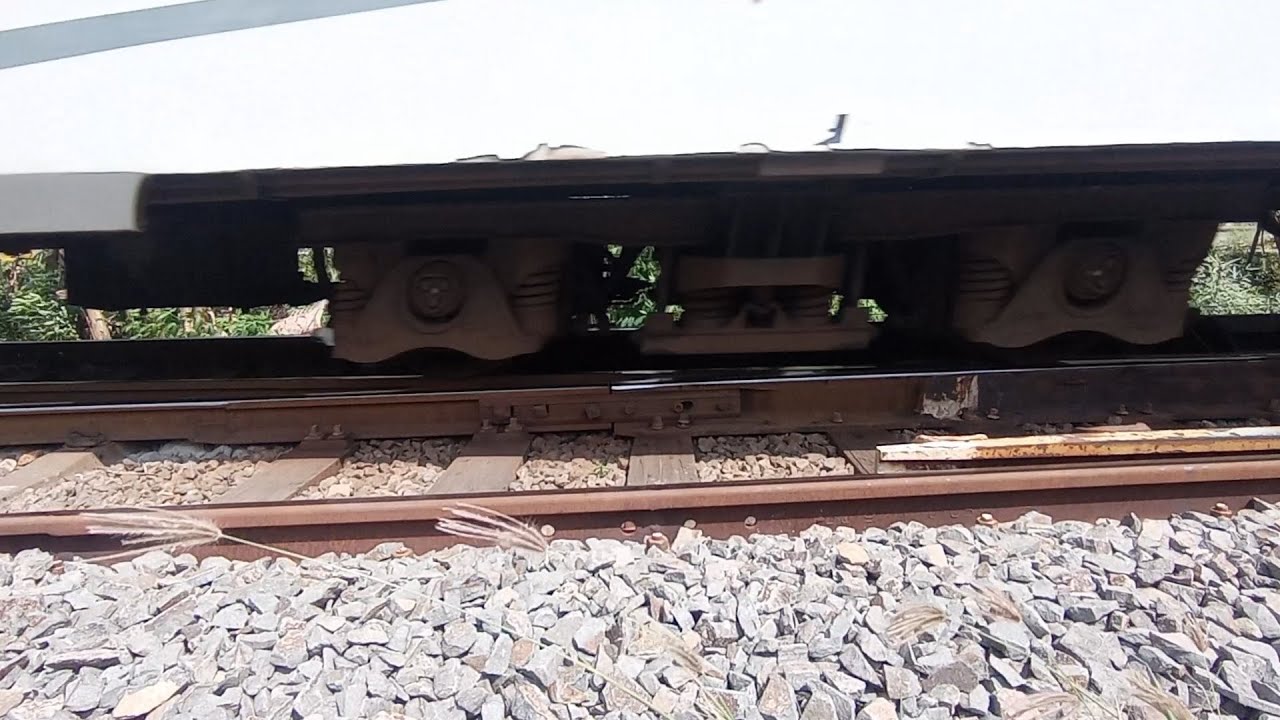Kumpulan Suara Bogie Kereta Saat Melewati Sambungan Rel WESEL !! - YouTube