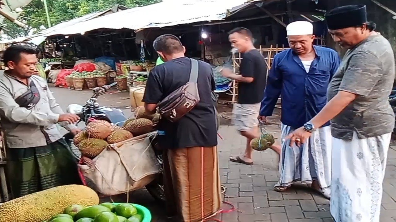LIHAT PASAR BUAH PASREPAN DI WAKTU SORE MENJELANG PASARAN HARI SELASA ...
