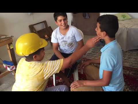 Şaplak vurma oyunu. Böyle oynanır komik güleceginiz video.