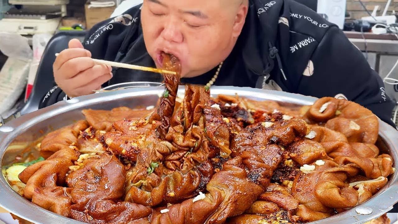 What should I do if my friend wants to eat pig intestines and hot pot ...