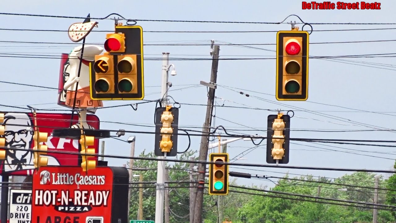 Doghouse Traffic Light | Chalmers & Edsel Ford Service Dr - YouTube