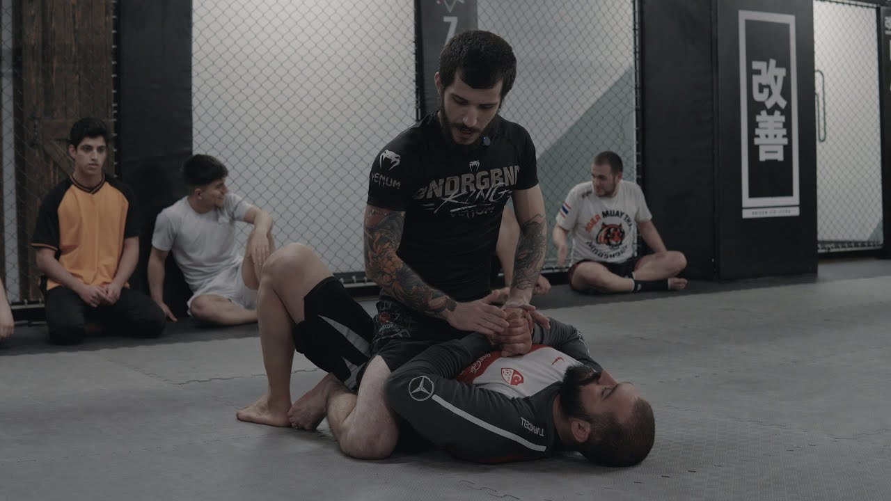 Mount Pozisyonundan Arm Triangle ve Arkaya Geçiş - Kaizen Jiu Jitsu ...