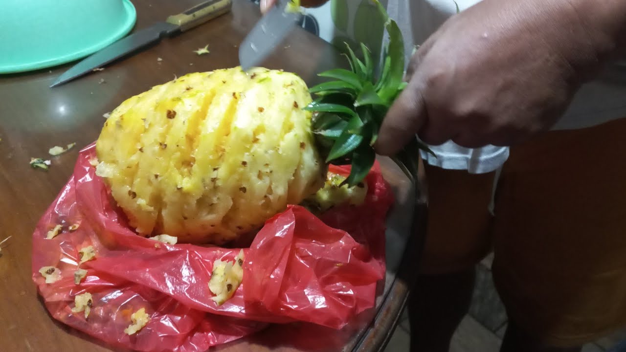 paano magbalat ng pinya ganito lang yan panoorin mo ang sarap talaga ng ...