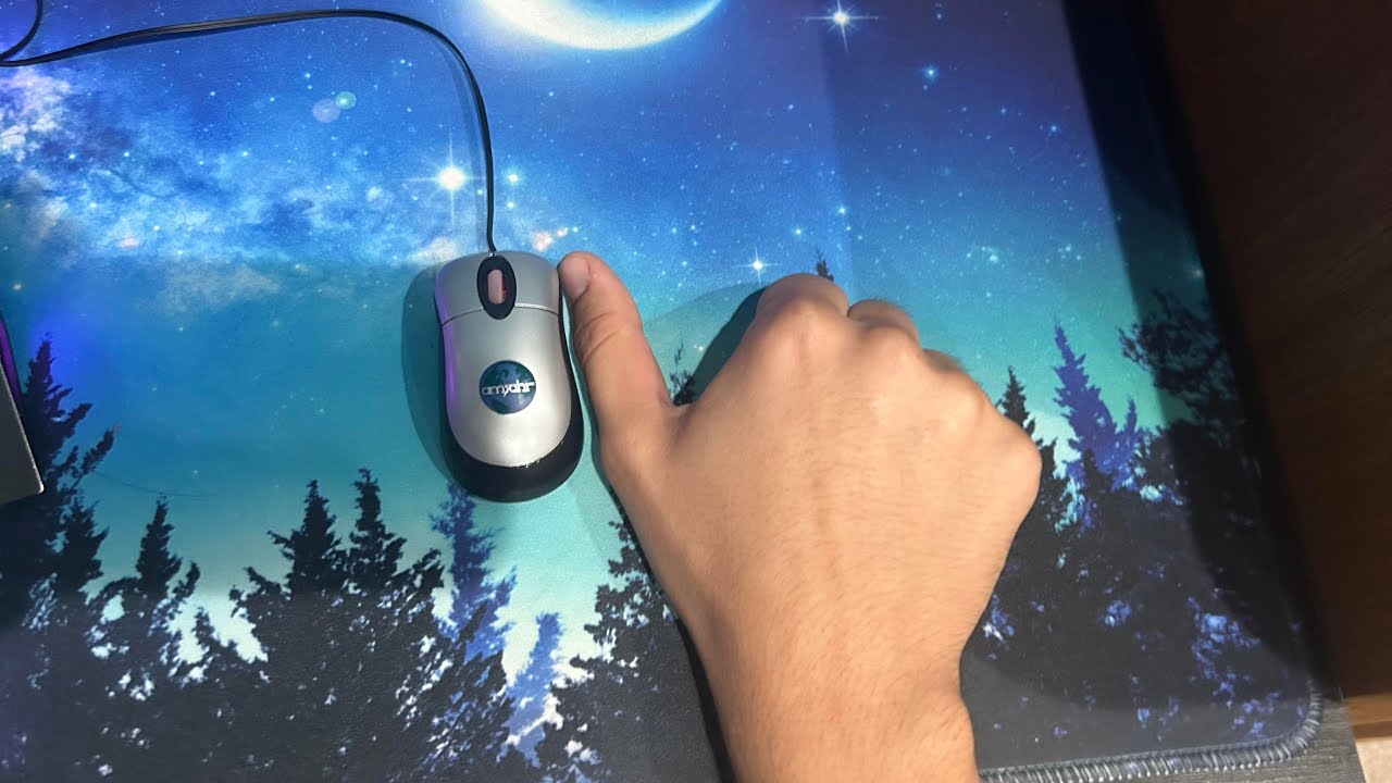 Playing Bedwars With the SMALLEST Mouse Ever - YouTube