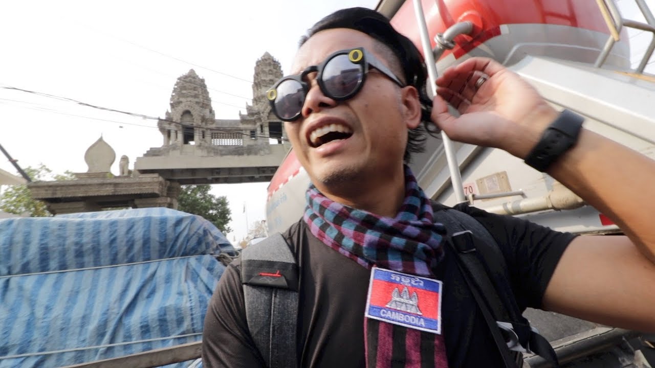 Crossing into Cambodia through Aranyaprathet Poipet Border - YouTube