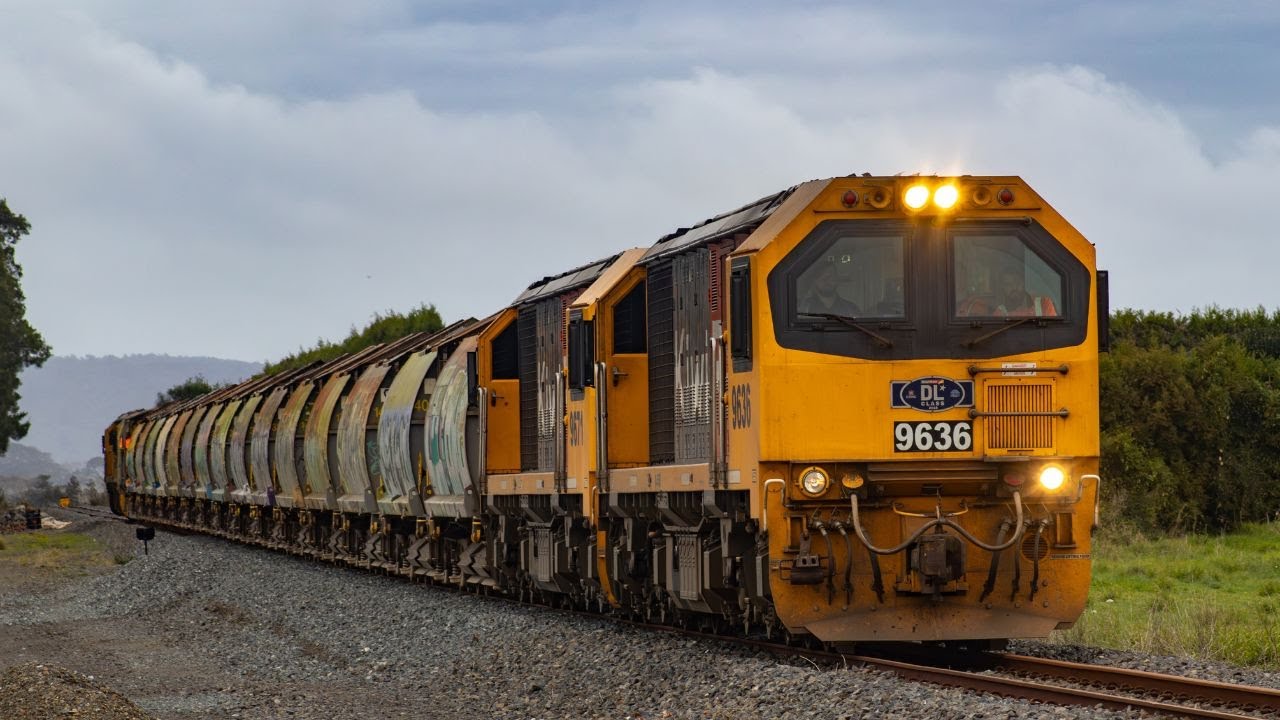 KiwiRail's DL class on the North Auckland line - Work Train 10 (4K ...