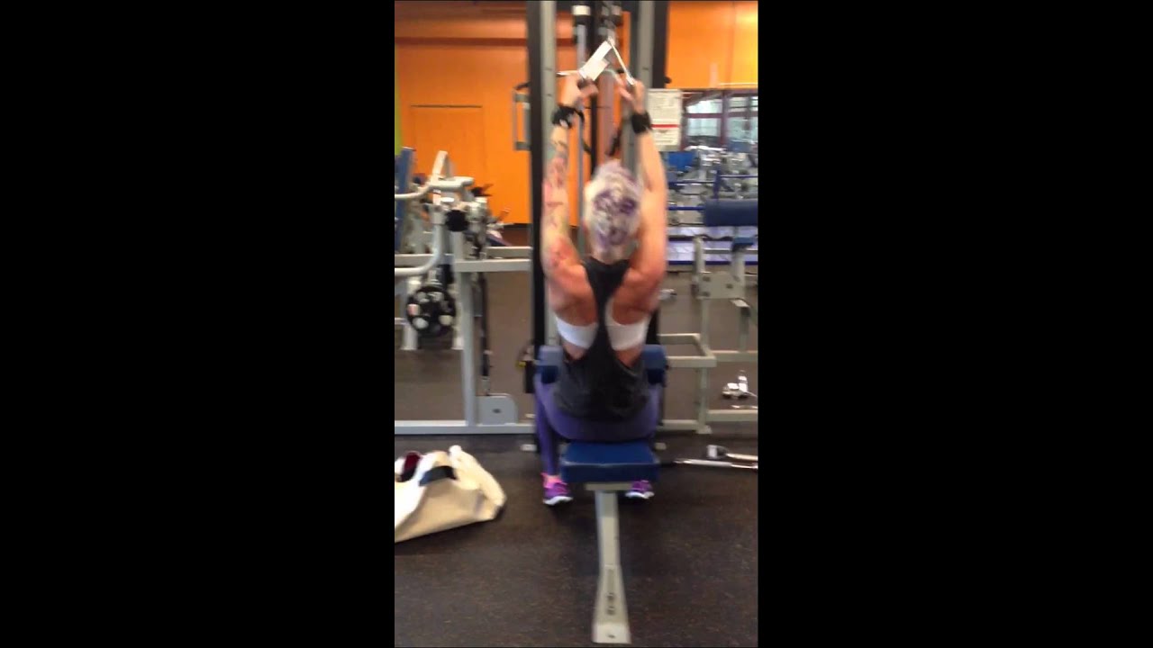 Alternating single arm cable pulldowns - YouTube