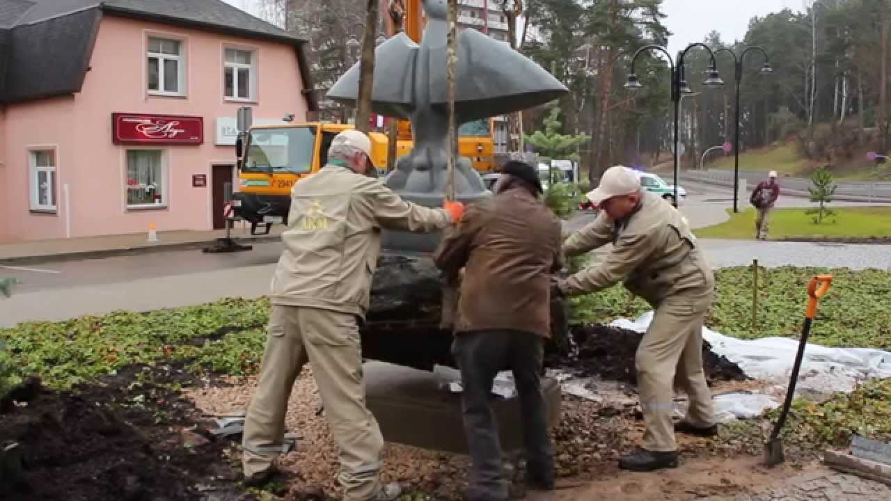 Fakti.lv: "Baltā Cielava" pārlido tuvāk Ogres pilsētas skvēram - YouTube