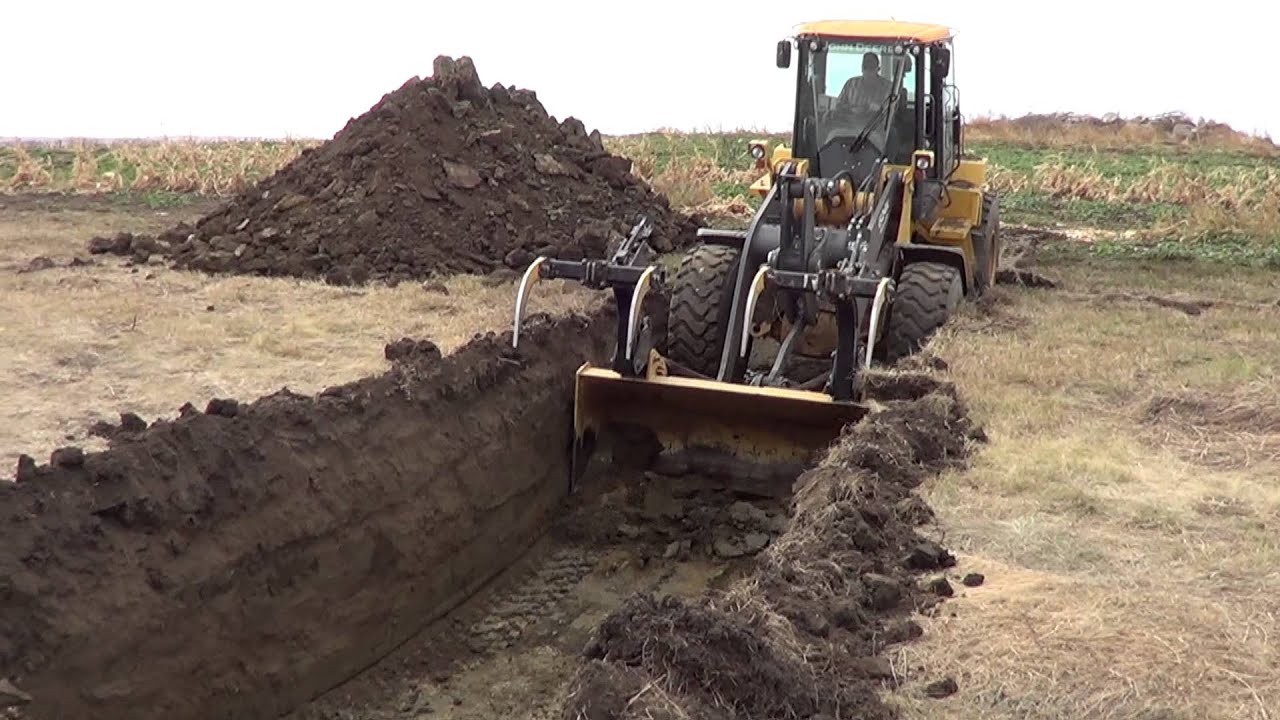 John Deere 624k high lift digging garbage hole - YouTube