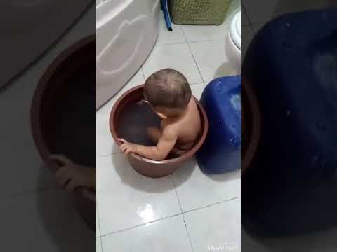 annesi nin bitanıse banyo yapıyor