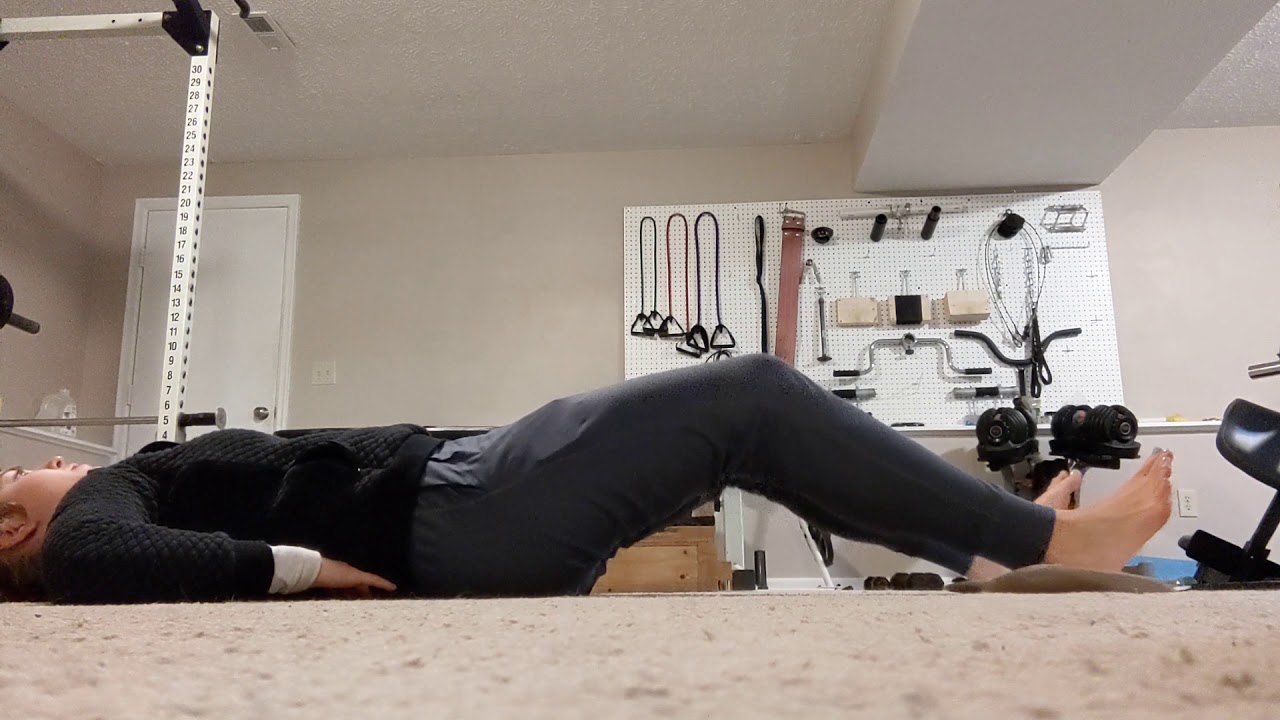Paper plate hamstring curl - YouTube