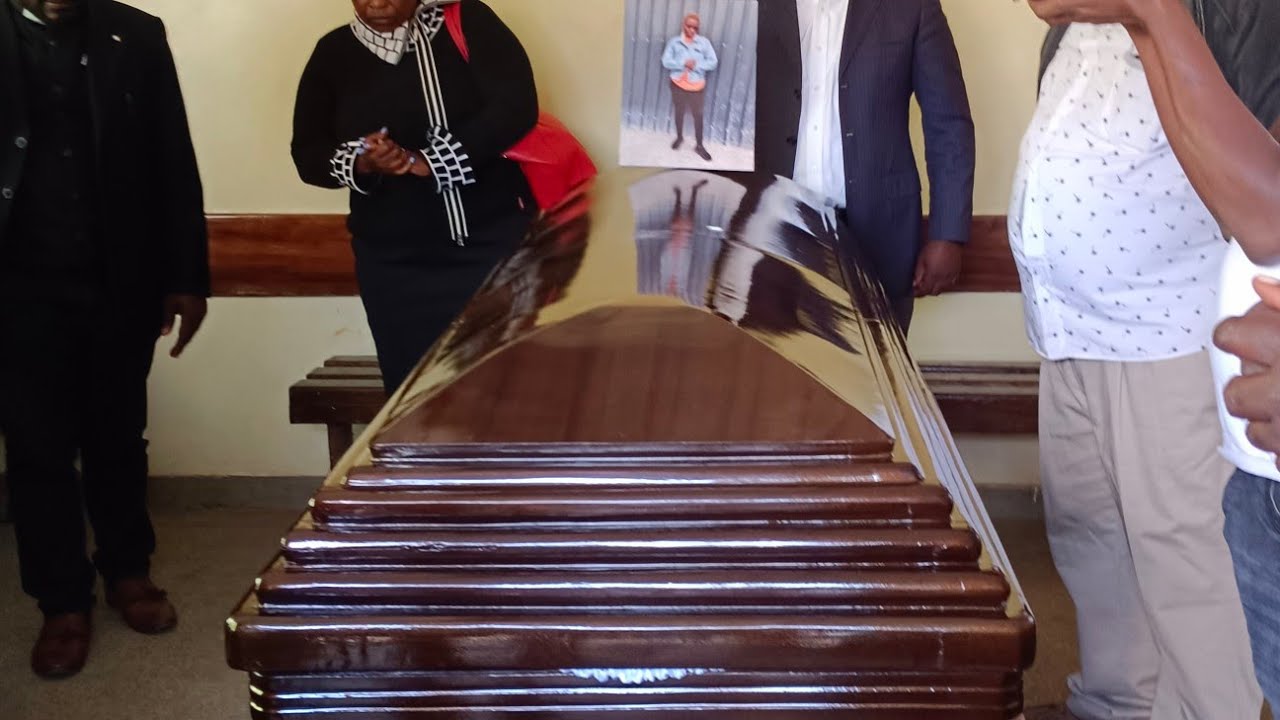 MAKOHA VIOJA MAHAKAMANI KISSES HER WIFE WAMBO ON COFFIN ...bby SITAWAI ...