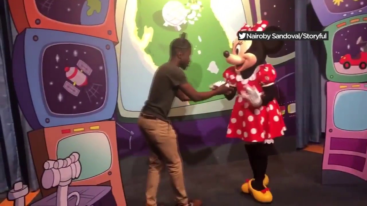 Uh oh! Man proposes to Minnie while Mickey watches - YouTube