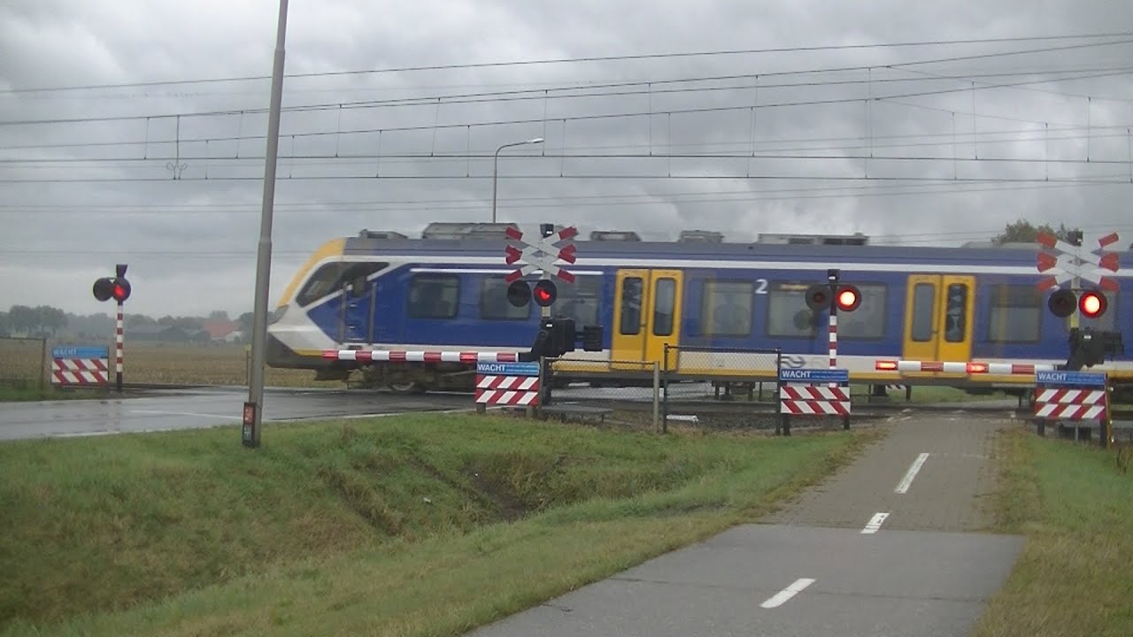 Spoorwegovergang Wijster // Dutch railroad crossing - YouTube