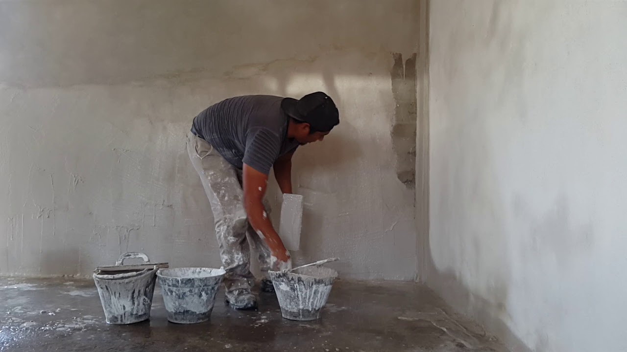 Como hacer revoque fino - YouTube