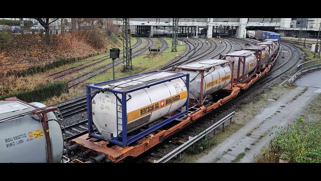 Container-Zug bei Einfahrt über Passau Hbf - YouTube