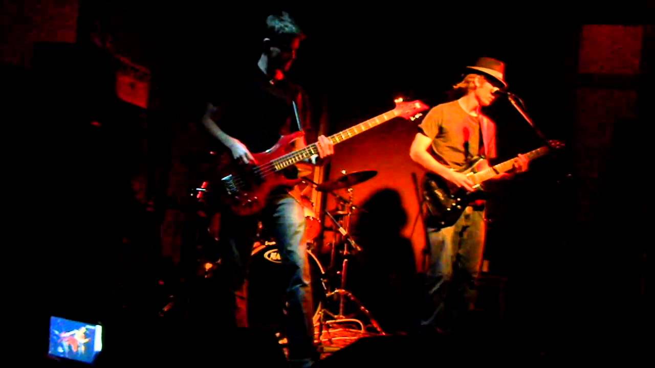 Spoon Fight - The Cage - YouTube