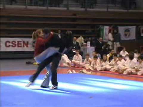 Hapkido Italia - Woman Self-Defence, with bag, camera, ground - YouTube