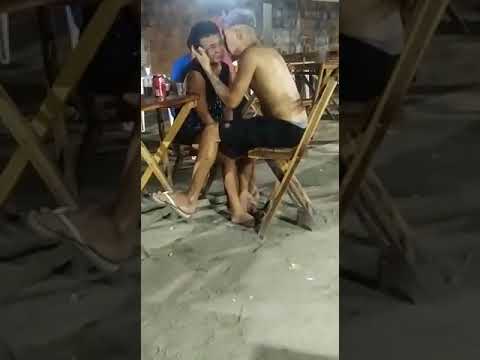 gente 😱🤣🤣 velha beijando o novinho